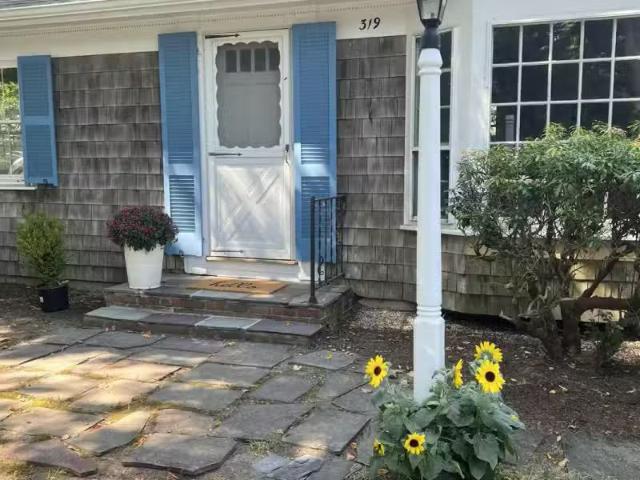 319 PHINNEYS LN, CENTERVILLE, MA 02632 Single Family Residence.