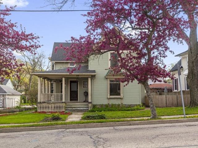 319 W South St, Woodstock, IL 60098