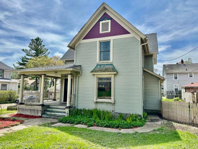 319 W South St, Woodstock, IL 60098 | MLS #12558 | Compass