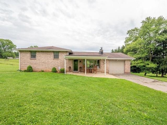 319 White Fence Ln, Latrobe, PA 15650