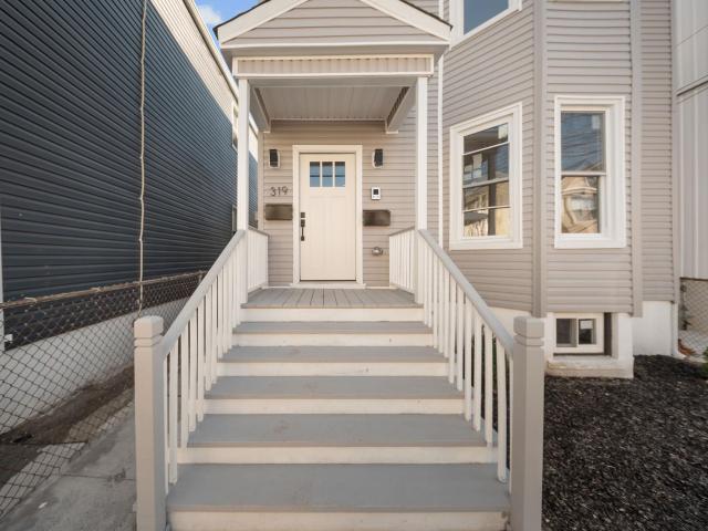 319 William St