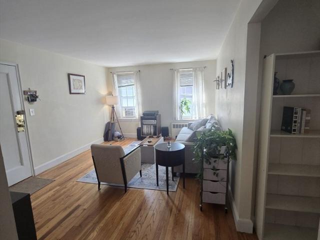 31 1/2 Englewood Ave #3, Brookline, US, MA