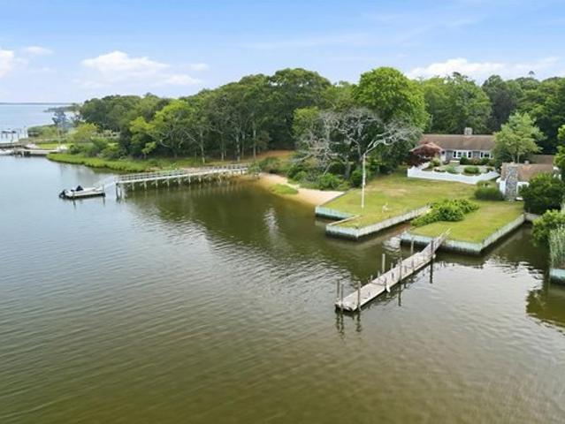 31 Tuthill Point Rd, East Moriches, NY 11940