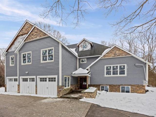31 Valentine Rd, Shoreham, NY 11786