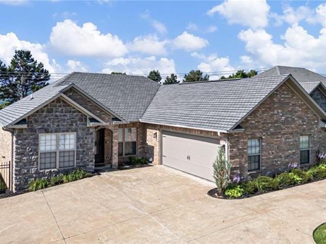 31 Village Ct, Russellville, AR 72802