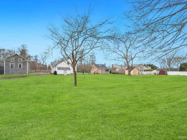 31 West Ave, West Sayville, NY 11796