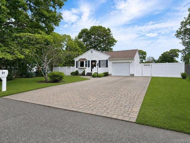 31 Westwood Dr, Shirley, NY 11967