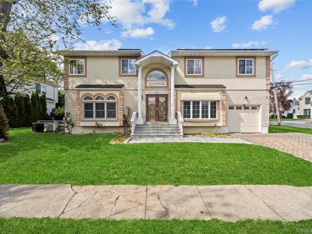 31 Woodward St, Roslyn Heights, NY 11577