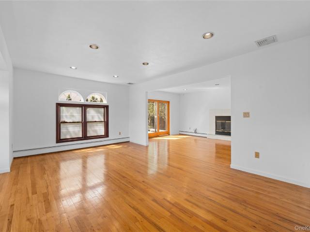 31 Woodward St, Roslyn Heights, NY 11577 | MLS #989955