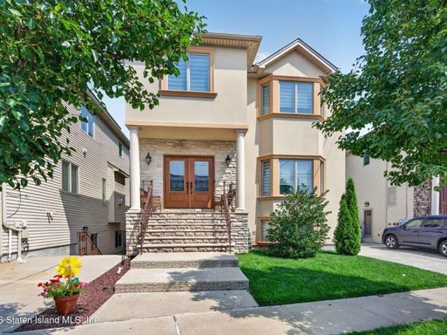 31 Aaron Ln, Staten Island, NY 10309