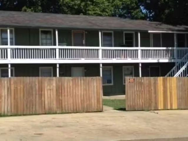 3/1 apartment off Pearl Street. Great neighbor. ca 28 N Lynch.