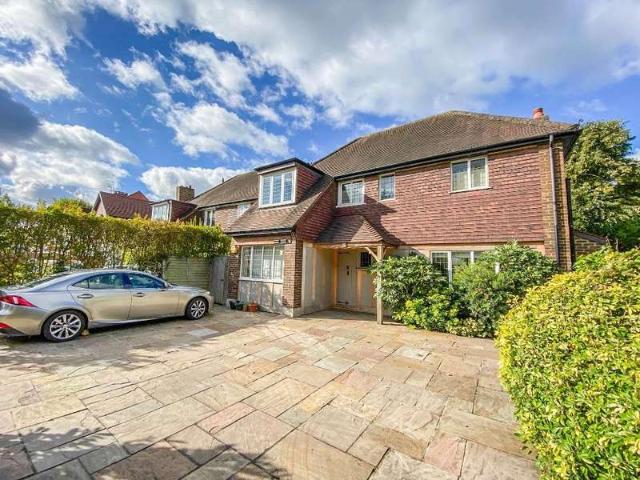 31 Bedroom Detached House