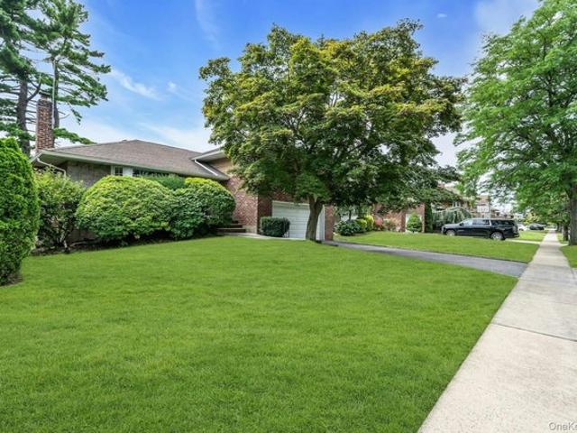 31 Bellwood Dr, New Hyde Park, NY 11040