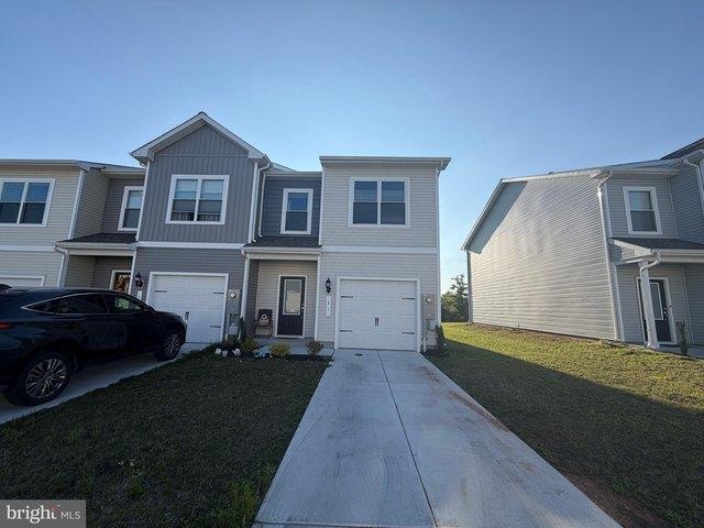 31 Bloomsbury St, Falling Waters, WV 25419