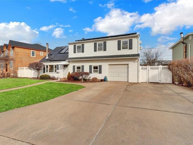 31 Bluespruce Rd, Levittown, NY 11756