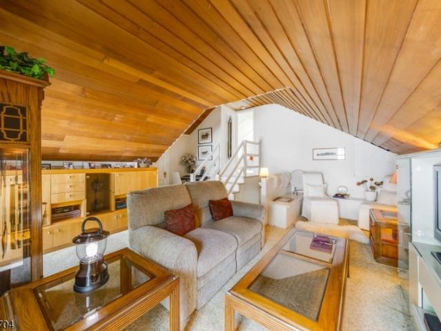 31 Briant Pkwy
