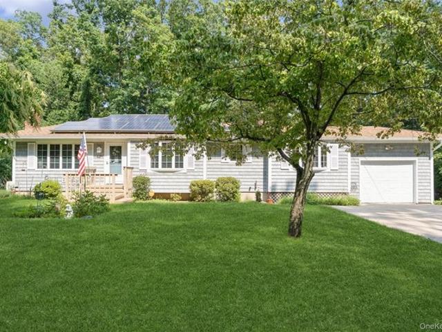 31 Cedar Branch St, Middle Island, NY 11953