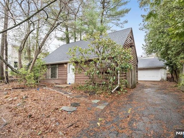 31 Cedar St, Midland Park, NJ 07432