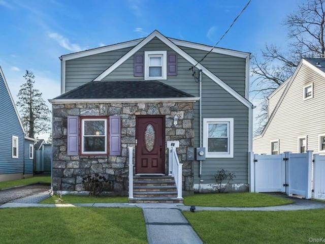 31 Cedar St, Roosevelt, NY 11575