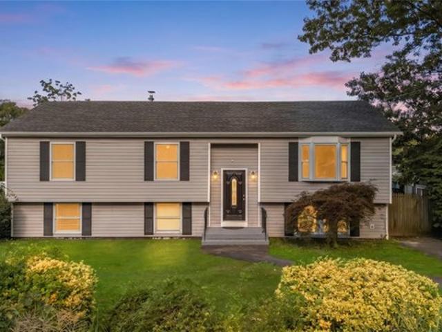 31 Concord Rd, Shirley, NY 11967