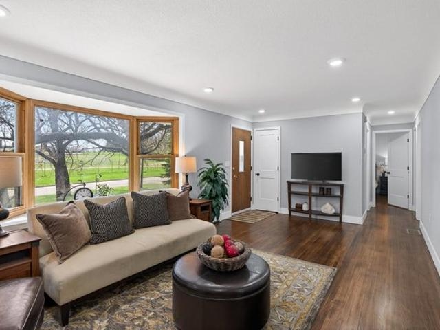 31 Demont Ave E, Little Canada, MN 55117