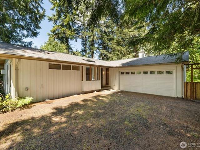 31 E Village View Dr, Allyn, WA 98524