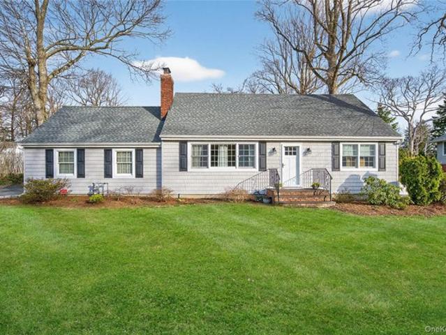 31 Fairfields Ln, Huntington Station, NY 11746