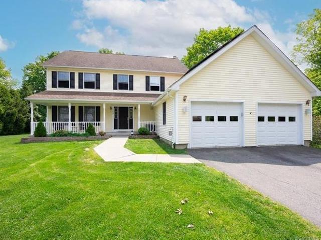31 Fawn Meadow Dr, Naugatuck, CT 06770