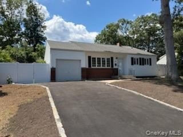 31 Foxwood Dr E, South Huntington, NY 11746