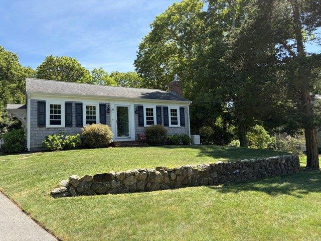 31 Garrison Rd, Falmouth, MA 02540