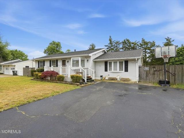 31 Georgian Blvd, Jackson, NJ 08527