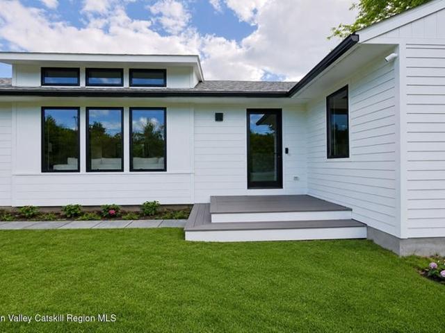 31 Green Acres Rd, Hudson, NY 12534
