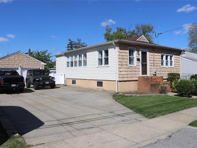 31 Gregory St, Valley Stream, NY 11580