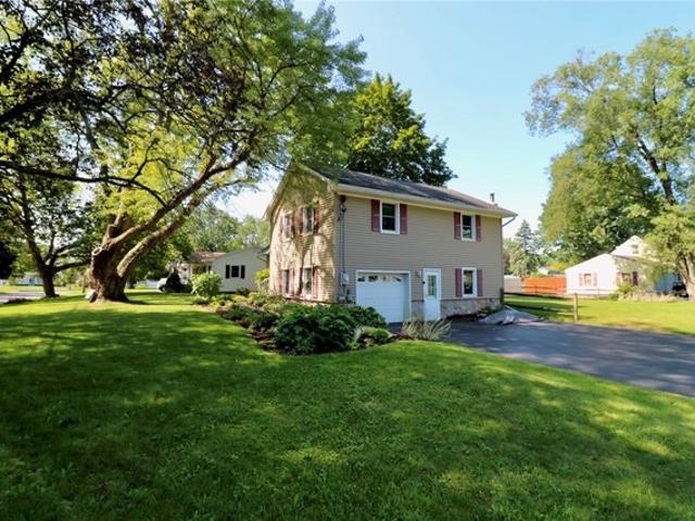 31 Idlewood Dr, Brockport, NY 14420
