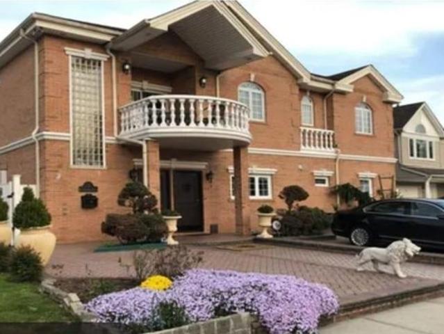 31 Kingfisher Rd, Levittown, NY 11756