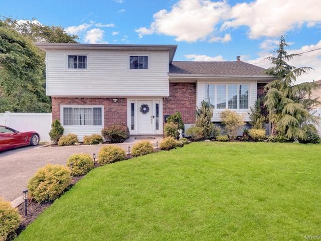 31 Leeds Ln, North Babylon, NY 11703