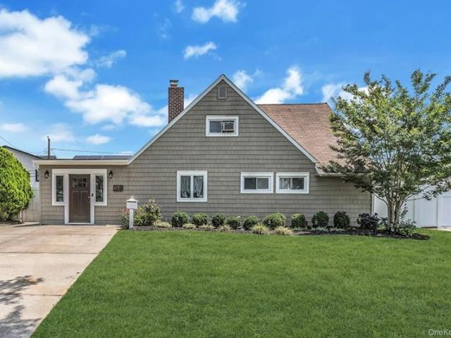 31 Martin Ln, Westbury, NY 11590