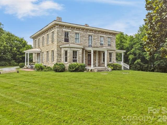 31 Meadows Blake House Ln, Fletcher, NC 28732