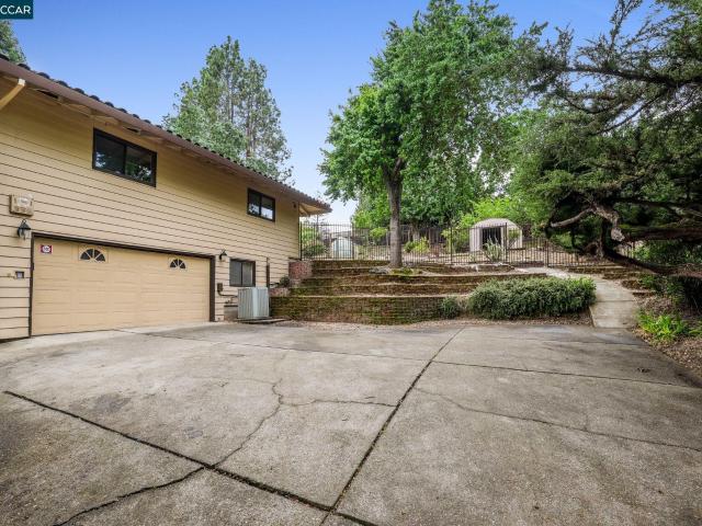 31 Oak Knoll Loop, Walnut Creek, CA 94596 | MLS #41130 | Compass
