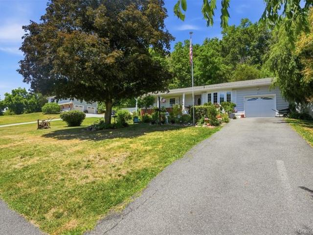 31 Park Hill Dr, Hopewell Junction, NY 12533