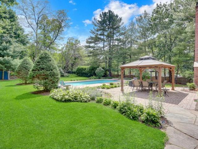 31 Penelope Dr N, East Setauket, NY 11733