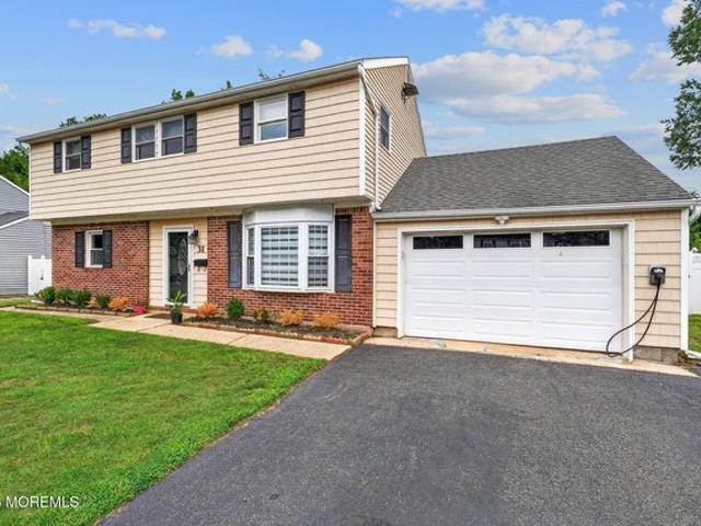 31 Peachtree Rd, Oakhurst, NJ 07755