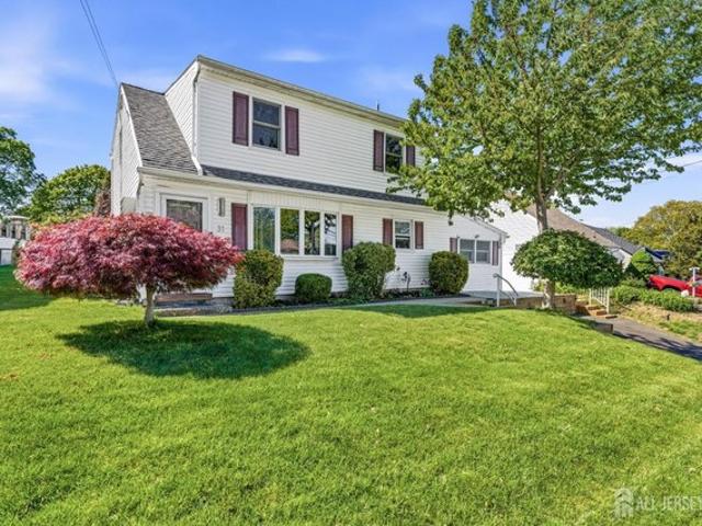 31 Pinetree Dr, Sayreville, NJ 08859