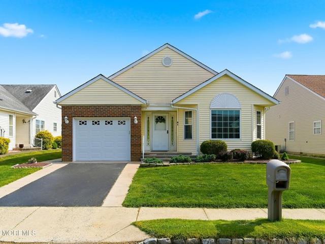 31 Portsmouth Dr, Toms River, NJ 08757