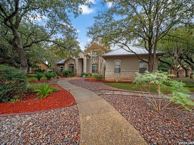 31 Royal Waters Dr