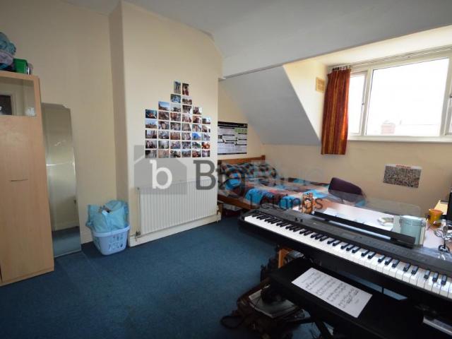 31 Royal Park Avenue Hyde Park. 3 bed terraced house to rent £1,456 pcm £336 pw