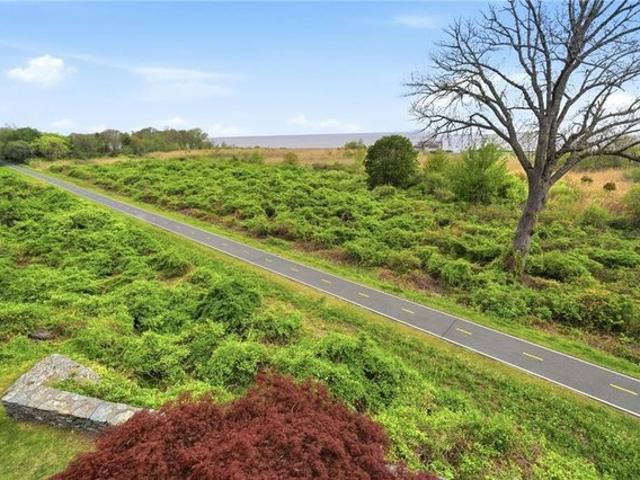 31 Seabreeze Ln, Bristol, RI 02809