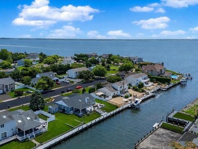 31 Shore Dr W, Copiague, NY 11726