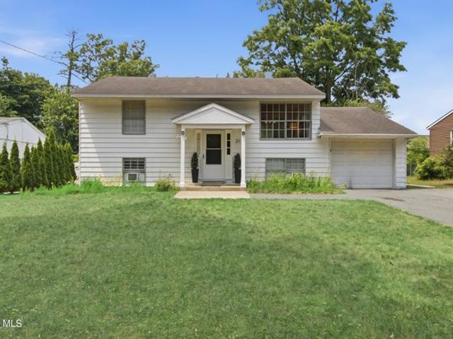 31 Spa Dr, Saratoga Springs, NY 12866