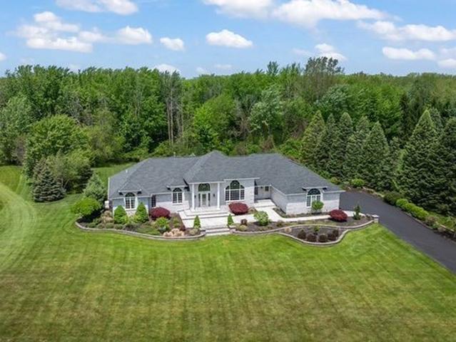 31 Stablegate Dr, Webster, NY 14580